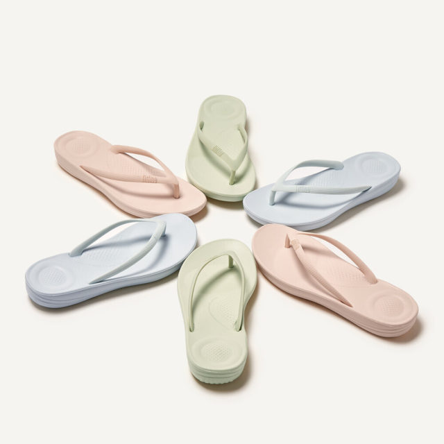 IQUSHION-ERGONOMIC-FLIP-FLOPS_E54_GROUP-STYLISED_4 | some(z)up
